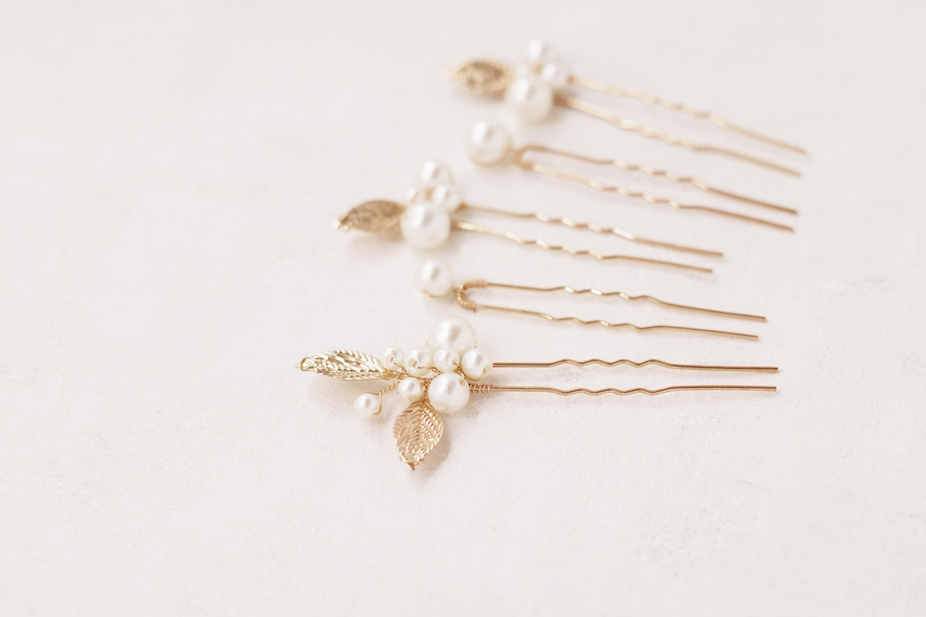 Karola hårnåle med perler og guld blade