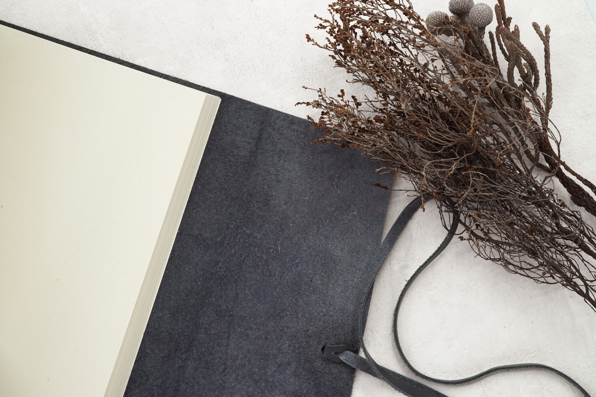 Notesbog i læder med initialer, Brun · LUMEN