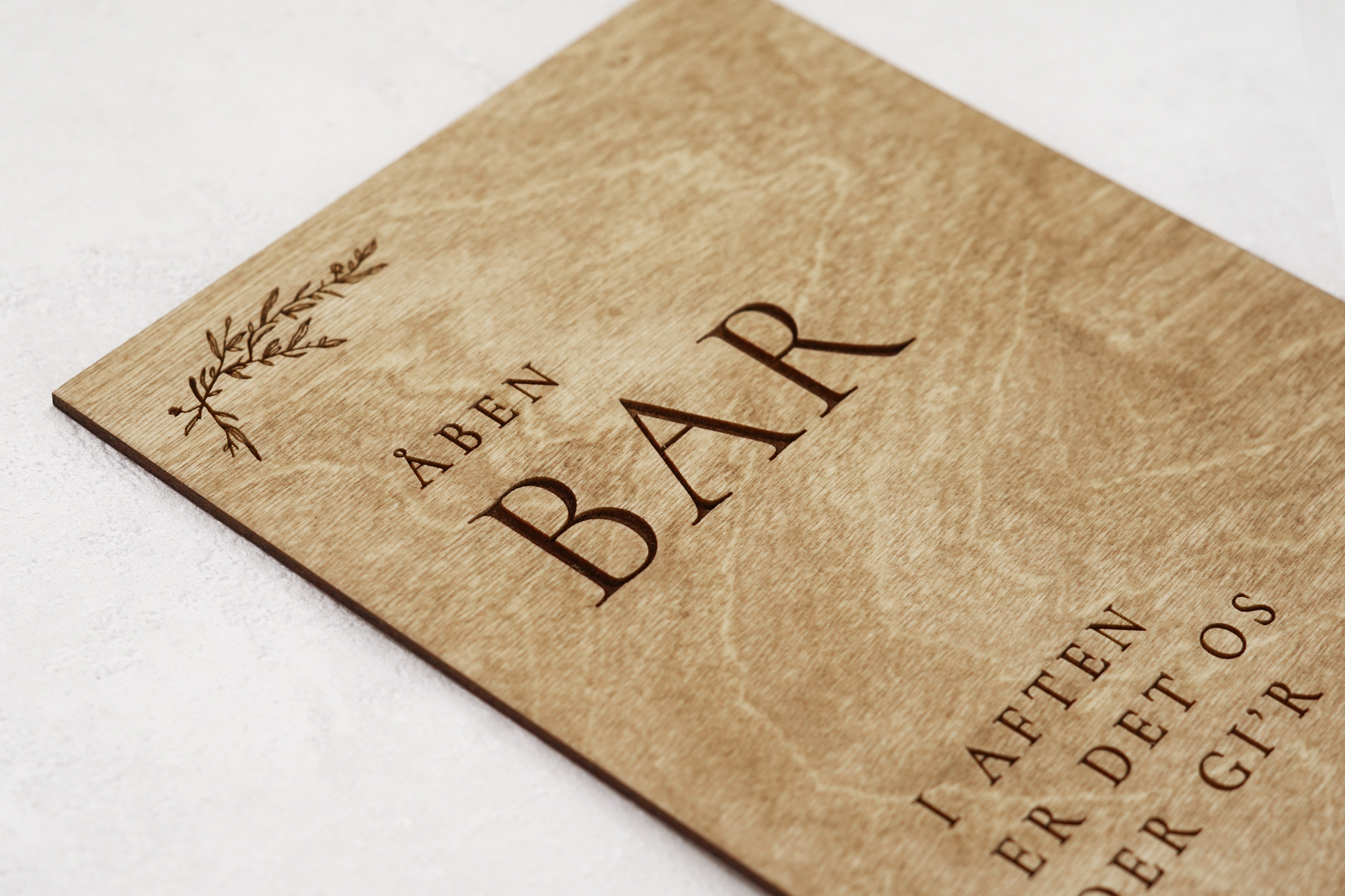 Rosal fri bar skilt i træ med rosengrene