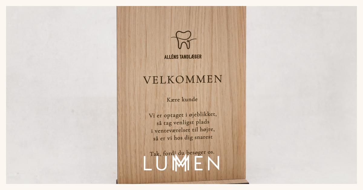 Infoskilt til klinik eller butik i træ · LUMEN