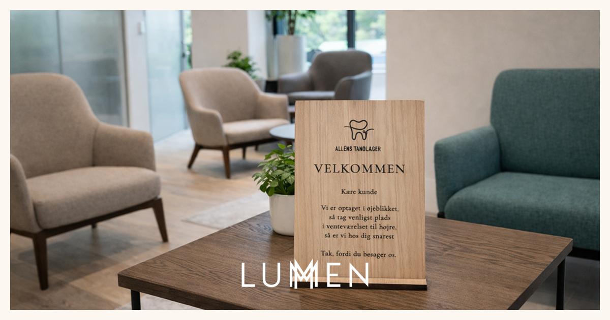 Infoskilt til butik eller klinik i træ · LUMEN