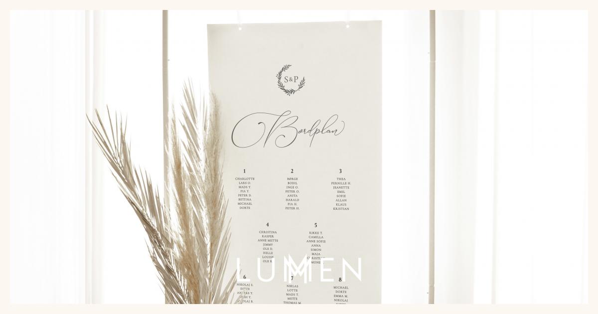 Bordplan af stoflærred med kalligrafiskrift - Lotus