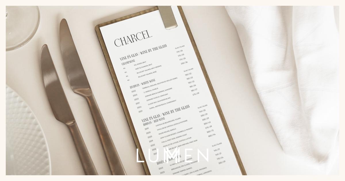 Smal menuholder i træ med klips - Til DL-format