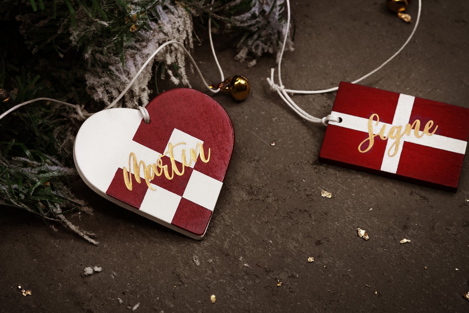 Jule guirlande med julehjerter, flag, klokker og navne